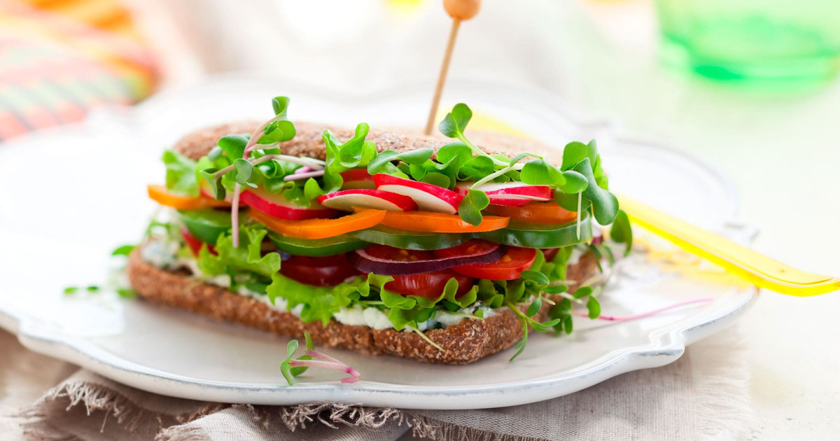 Sandwich vegetal con salsa de yogur - Calidad Pascual