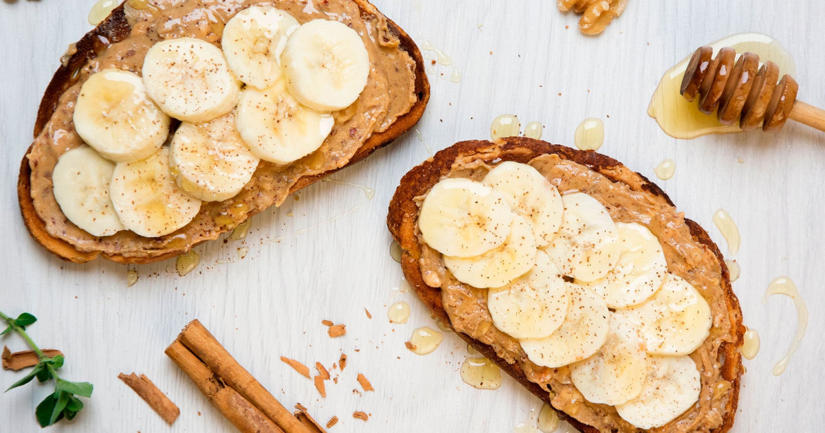 Tostada (pan de nueces) con plátano, crema de cacahuete y miel ...
