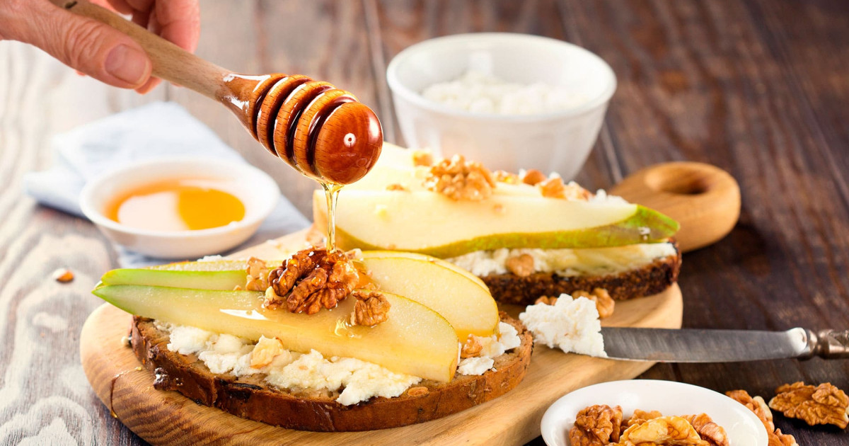Tostada de pan de centeno con ricota, pera y nueces - Calidad Pascual