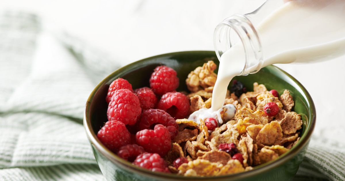 Bol de leche con cereales y frambuesas - Calidad Pascual