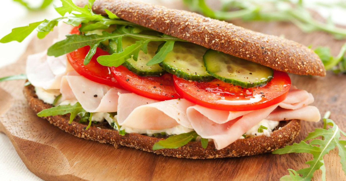Sándwich con jamón cocido y tomate a rodajas - Calidad Pascual