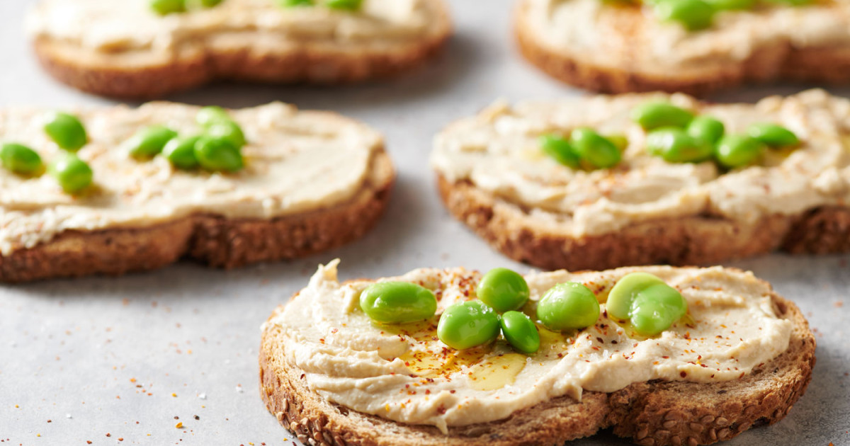 tostadas con hummus y edamames - Calidad Pascual