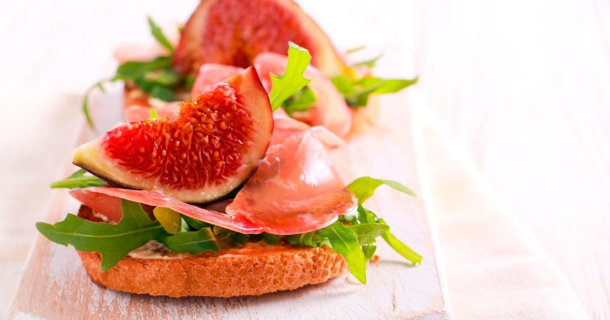 Tostadas con jamón curado e higos - Calidad Pascual