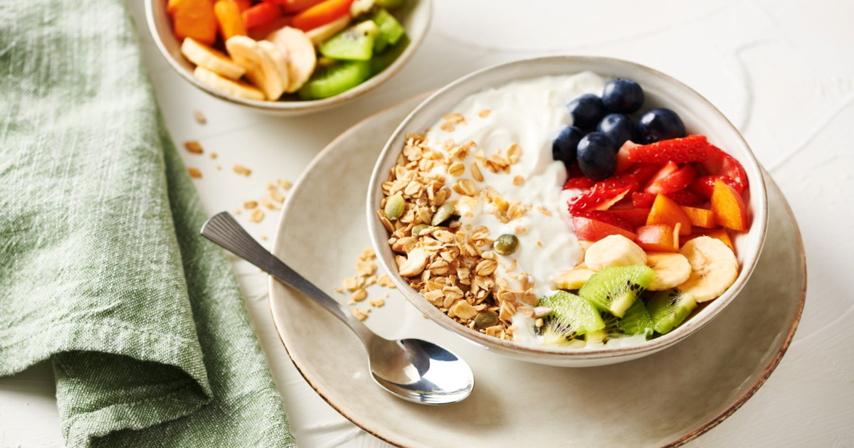 Bol de frutas con yogur y granola - Calidad Pascual